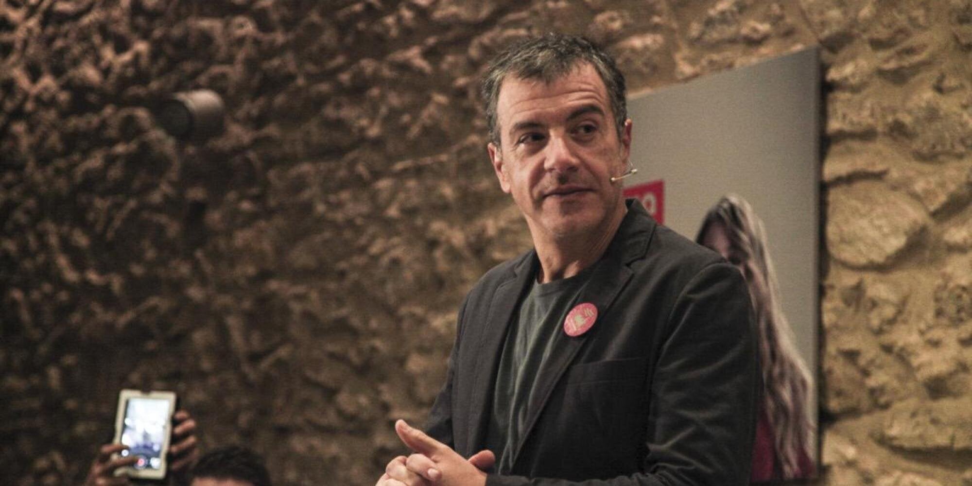 Από νωρίς στα εκλογικα περίπτερα του Ποταμιού ο Σταύρος Θεοδωράκης ...