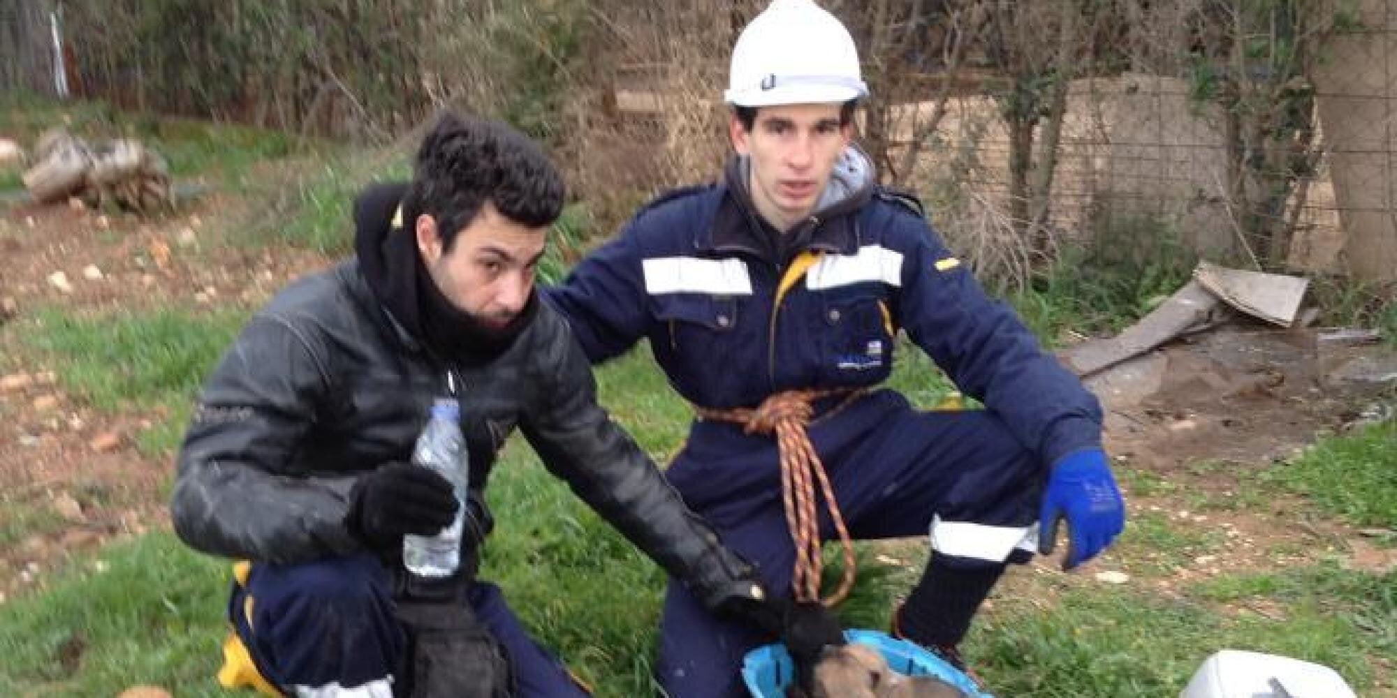 Δυο πρώην πυροσβέστες βοηθούν εθελοντικά στον διάσωση και τον ...