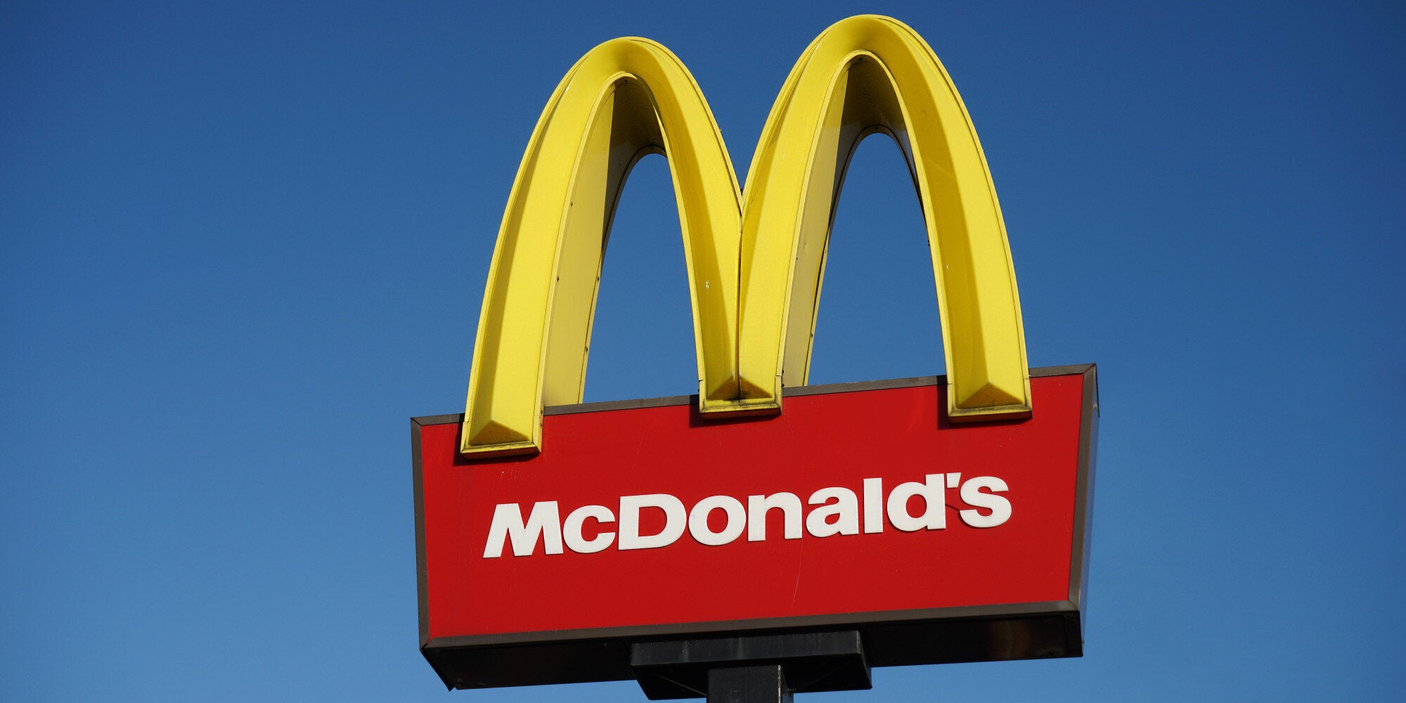 Τα McDonald's μεταμορφώνουν τη χάρτινη θήκη του ποτηριού σας σε ...