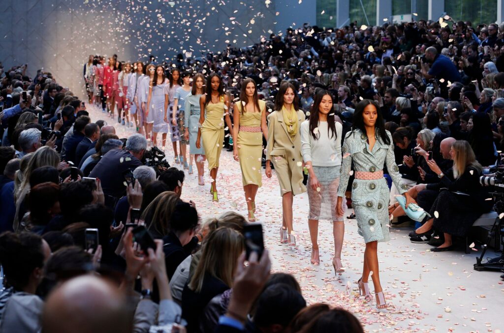 Ο οίκος Burberry παίρνει θέση υπέρ των δικαιωμάτων των ΛΟΑΤΚΙ ...