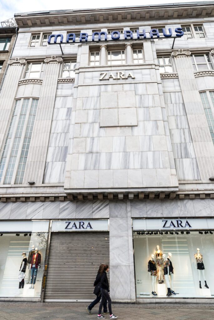 Τα Zara άλλαξαν λογότυπο και το twitter δεν ενθουσιάστηκε - HuffPost ...
