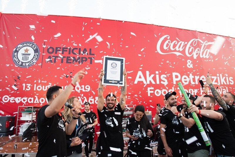 Ο Ακης Πετρετζίκης, με την υποστήριξη της Coca-Cola, έσπασε ένα από τα ...