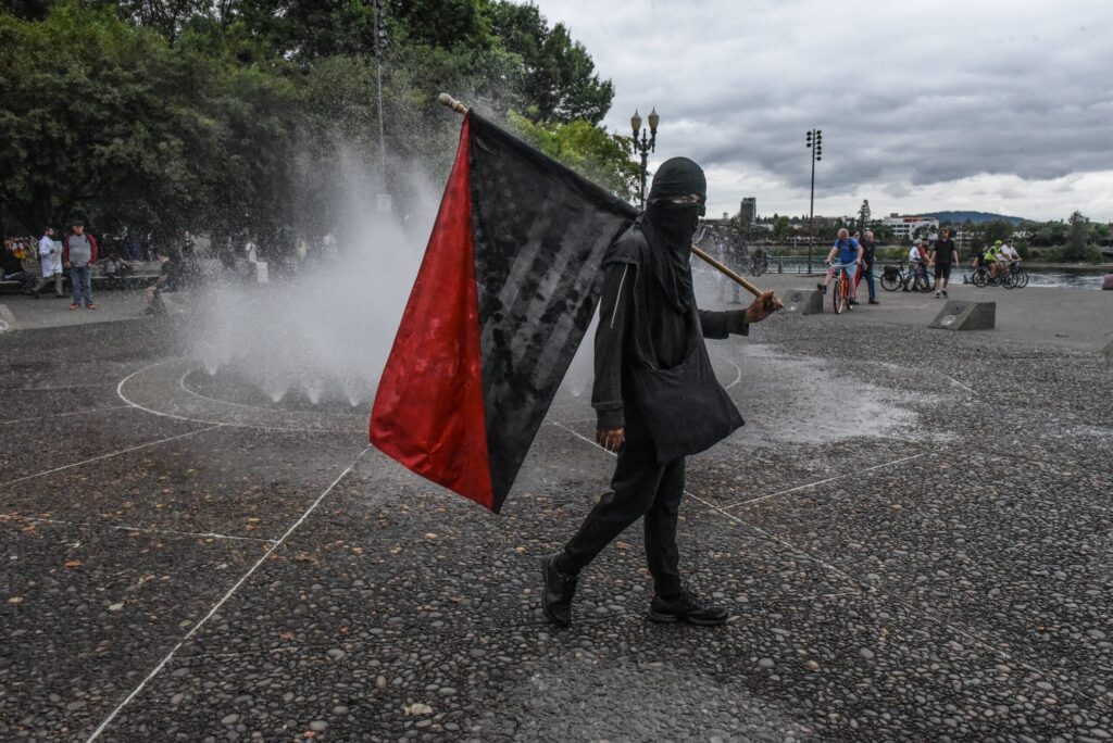 Γιατί η επιθυμία Τραμπ να κηρυχθεί η Antifa "τρομοκρατική οργάνωση ...