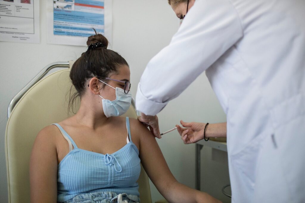 Ανοιξε η πλατφόρμα για τους άνω των 18 - Ποιο εμβόλιο θα κάνουν ...