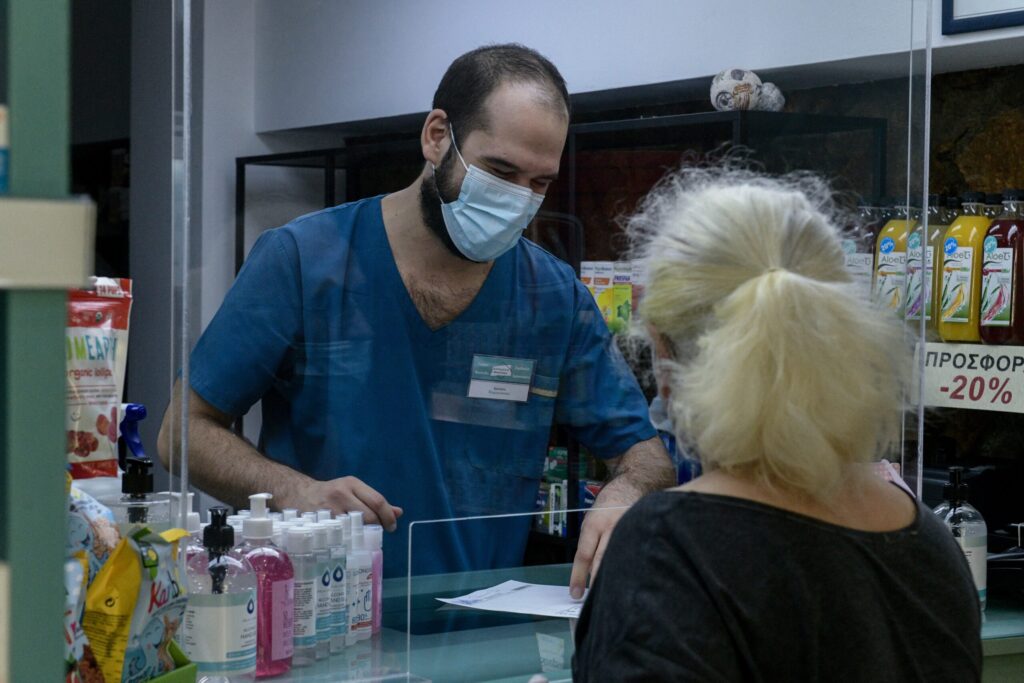 Στα ράφια των φαρμακείων τα αντιγριπικά εμβόλια, ξεκινά η ...