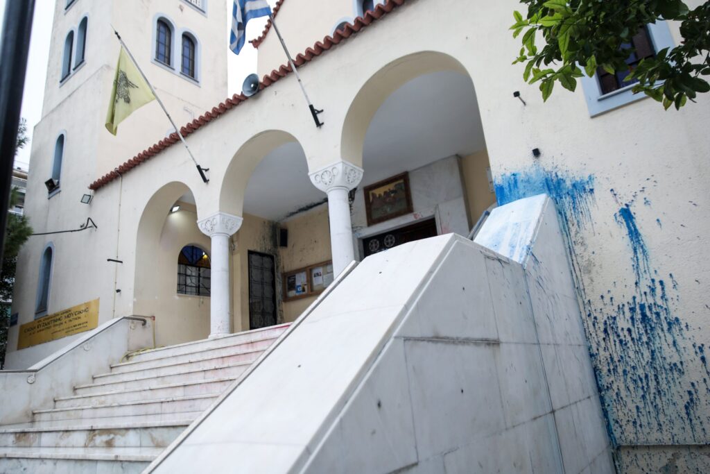 Εριξαν μπογιές στην εκκλησία που λειτουργούσε ο ιερέας που κατηγορείται ...