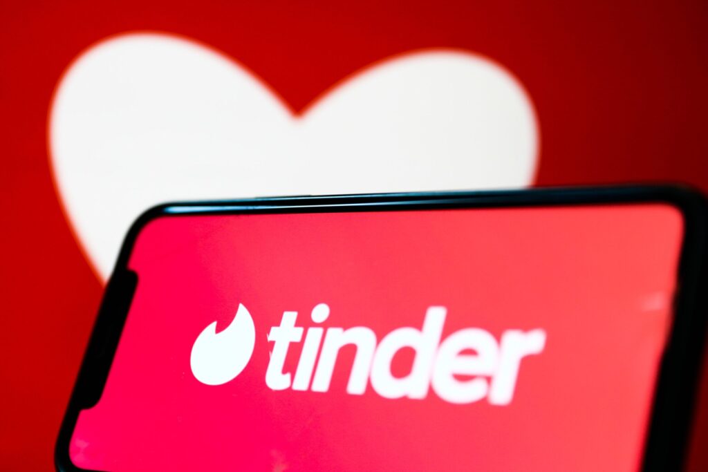 Tinder: Ολο και περισσότεροι πληρώνουν για εύρεση συντρόφου παρά την ...