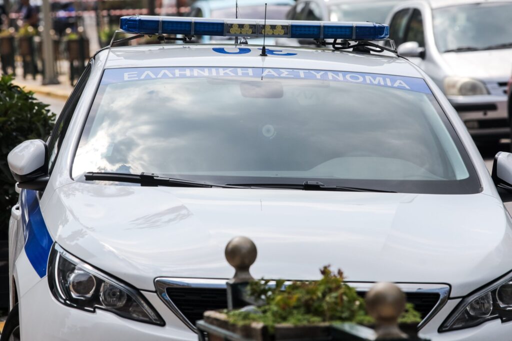 Δολοφονία στη Μάνδρα: Ελεύθερος ο 14χρονος που πυροβόλησε τον αδελφό ...