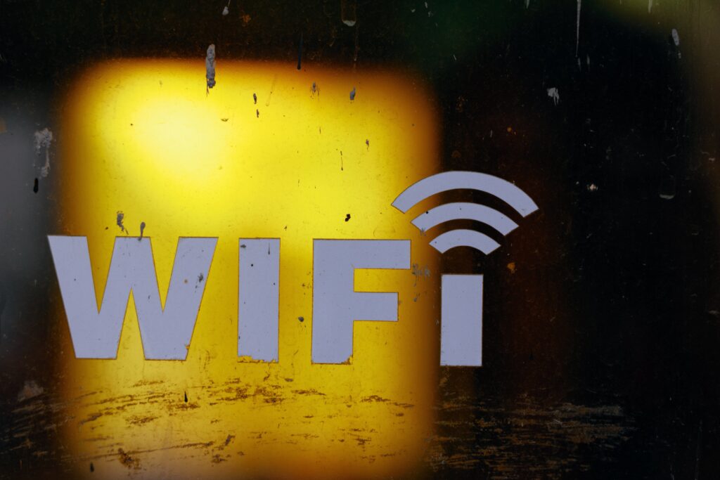 Πώς θα καταλάβετε αν κάποιος «κλέβει» το Wi-Fi σας και πώς θα τον ...