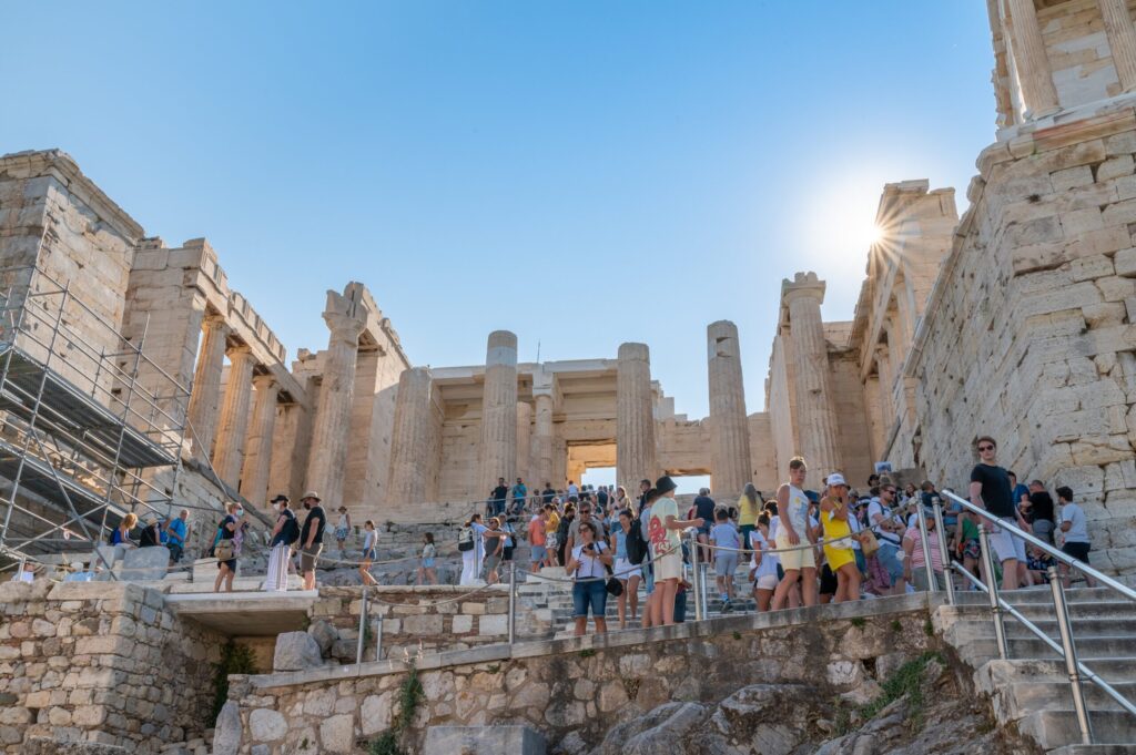 Στο συν οι αεροπορικές αφίξεις, στο πολύ μείον οι οδικές και στο ...