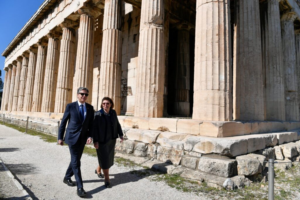 Γιατί ο Αντονι Μπλίνκεν διάλεξε να επισκεφθεί το ναό του Ηφαίστου και ...