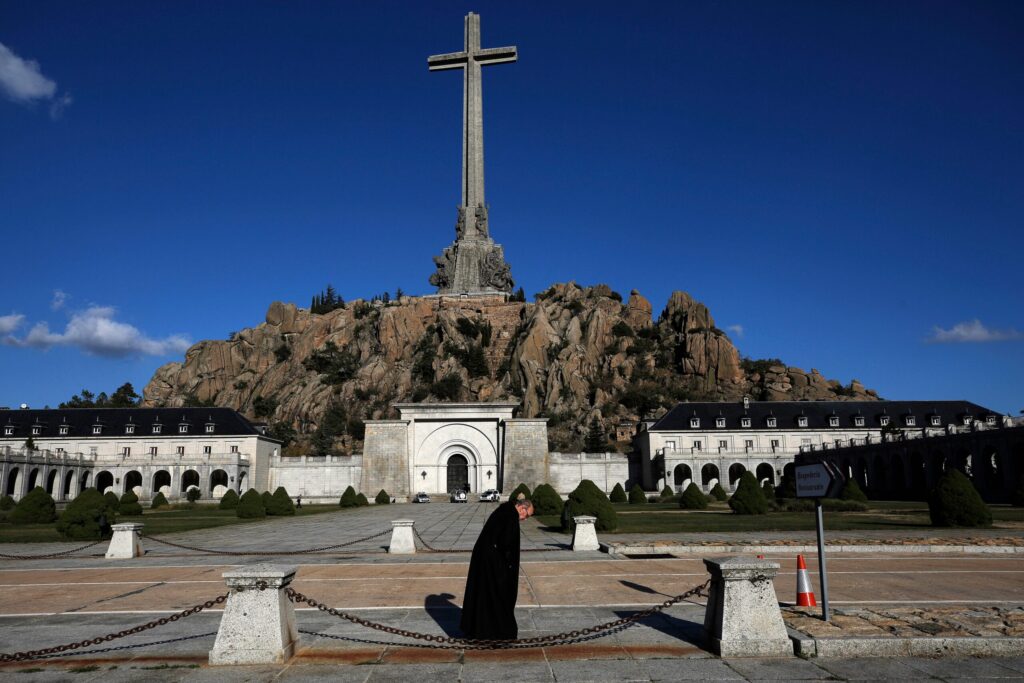 Ισπανία: Εκταφή του φασίστα ηγέτη της Φάλαγγας, τέλος στο γιγάντιο ...