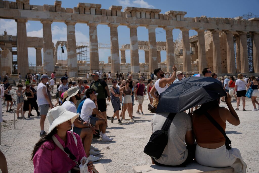 Καύσωνας «Κλέων»: Σκίαστρα στην Ακρόπολη και δωρεάν διανομή νερού στους ...
