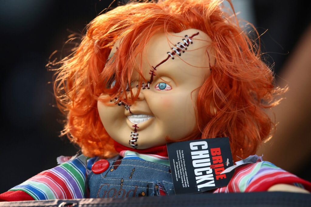 Πέρασαν χειροπέδες στον Chucky: Κουβαλούσε μαχαίρι και τρόμαζε τους ...