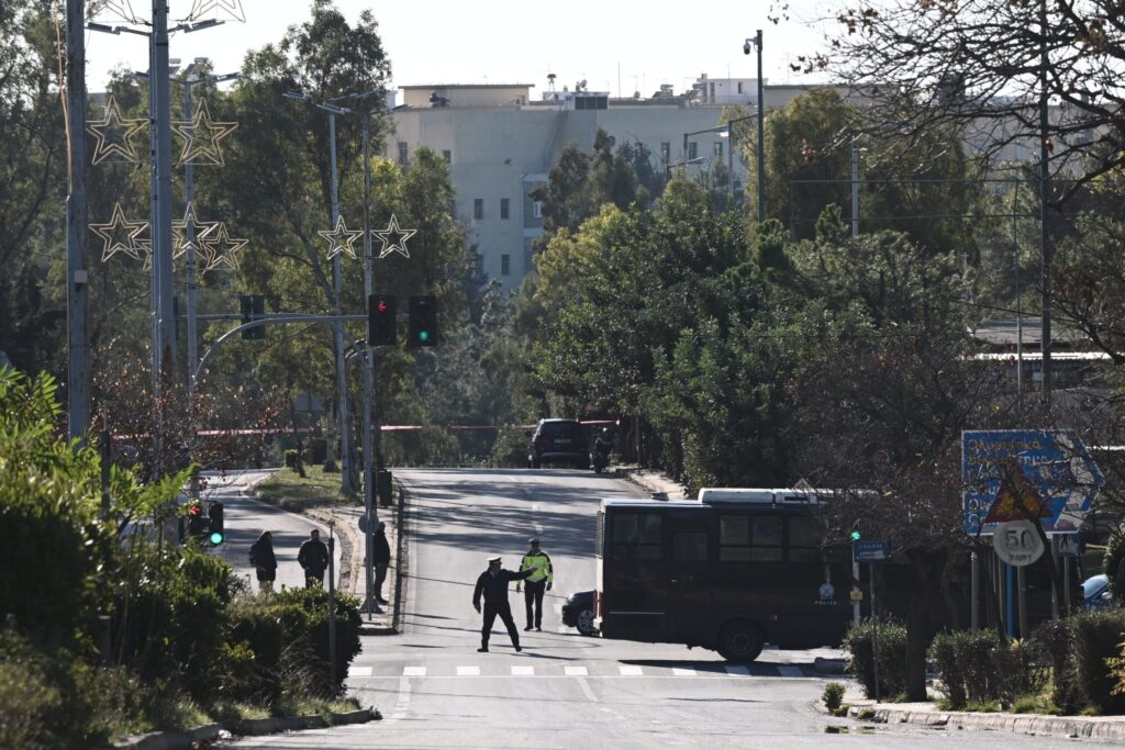 Βόμβα στα ΜΑΤ: Ο συμβολισμός, τα λάθη και οι πρωτοτυπίες - HuffPost ...