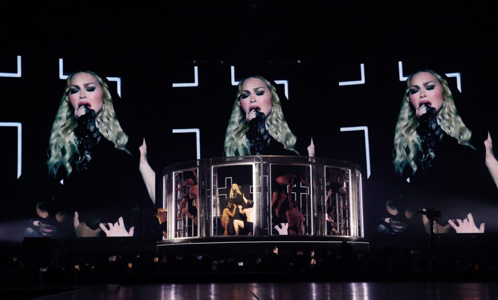 Madonna: Θαυμαστές της έκαναν μήνυση επειδή άργησε δύο ώρες να ανέβει ...