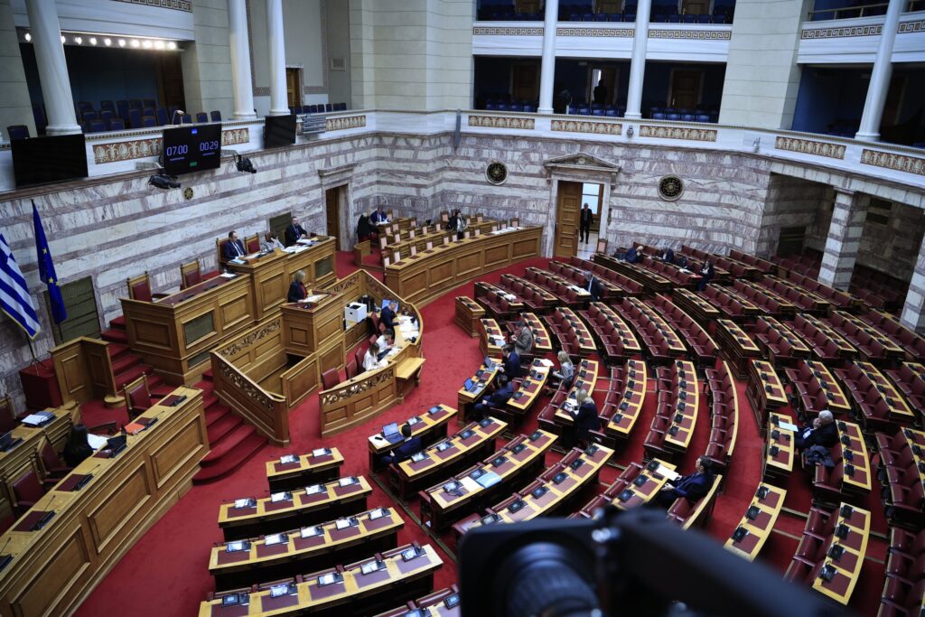 Μαραθώνια συζήτηση στη Βουλή για τα μη κρατικά πανεπιστήμια: Την ...