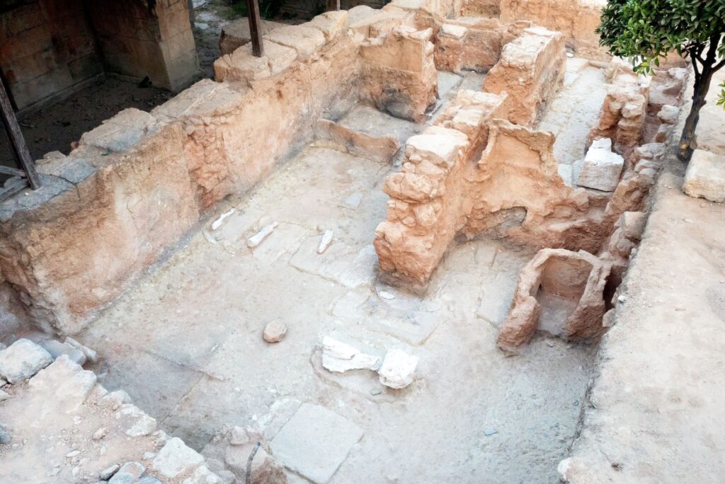 Στο μινωικό ανάκτορο των Αρχανών επιστρέφει για να εξερευνήσει τα ...