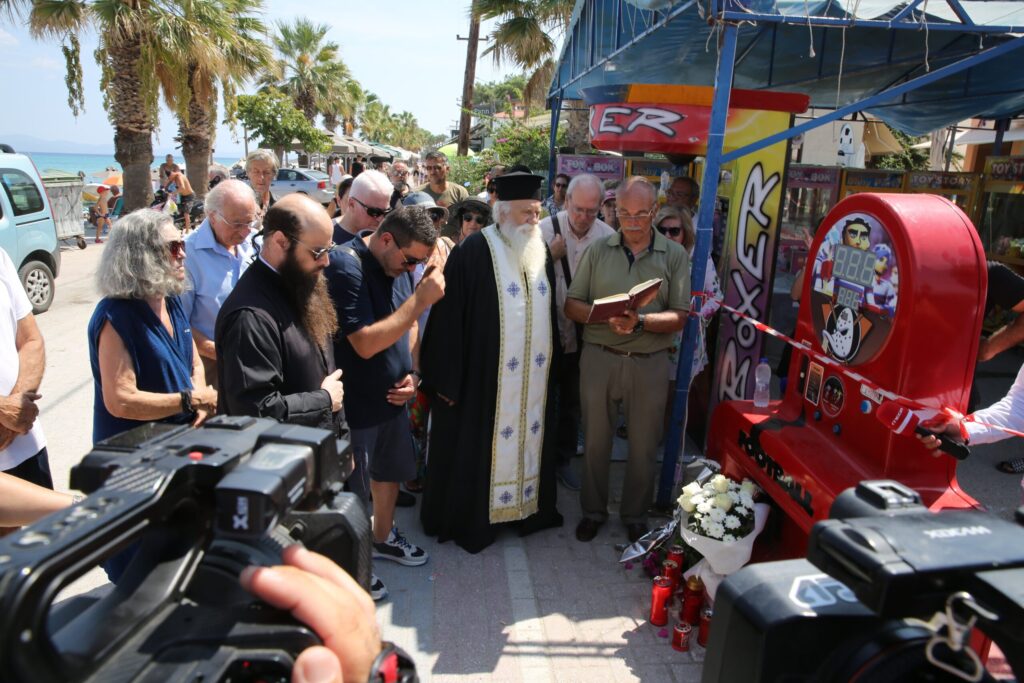 Χαλκιδική: Τρισάγιο στο μοιραίο λούνα παρκ εις μνήμην του 19χρονου - Τι ...