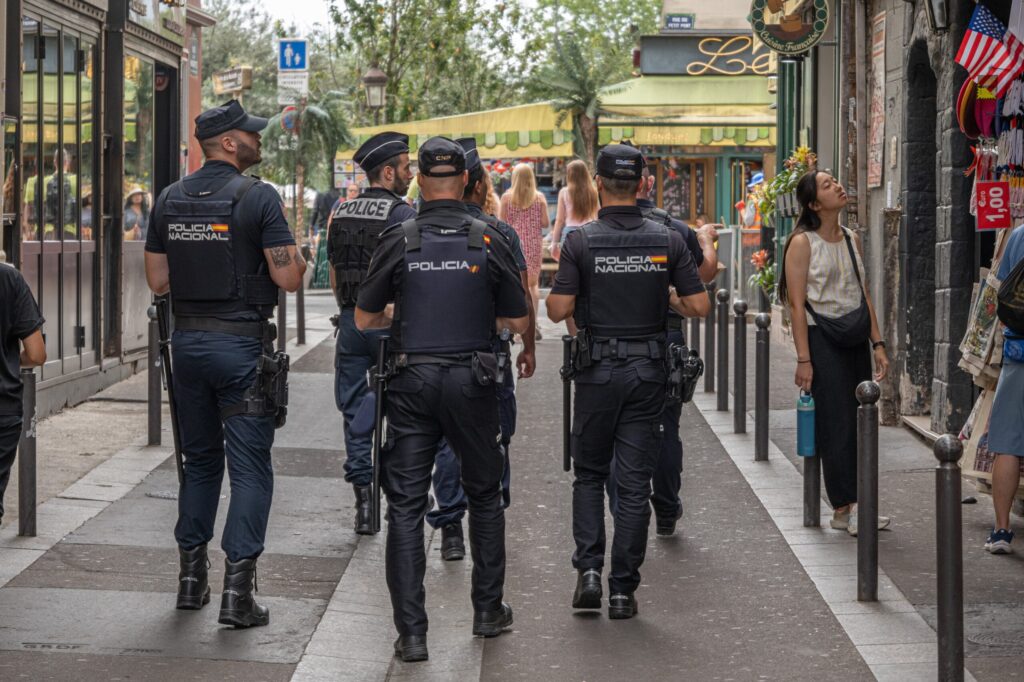 Συναγερμός στο Παρίσι: Κρατούνται 4 όμηροι σε εστιατόριο (Βίντεο ...