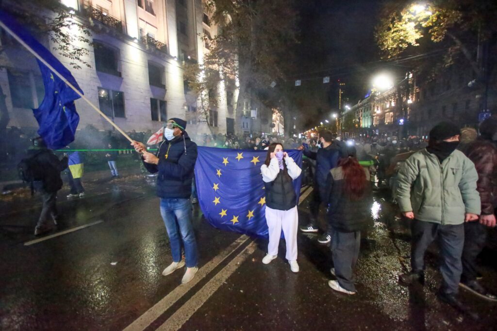 Βίαια επεισόδια στη Γεωργία μετά το «πάγωμα» των συνομιλιών για ένταξη ...