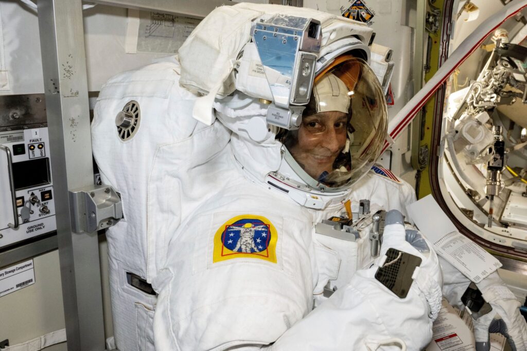 «Παγιδευμένη» αστροναύτης της NASA έκανε τον πρώτο διαστημικό περίπατο ...