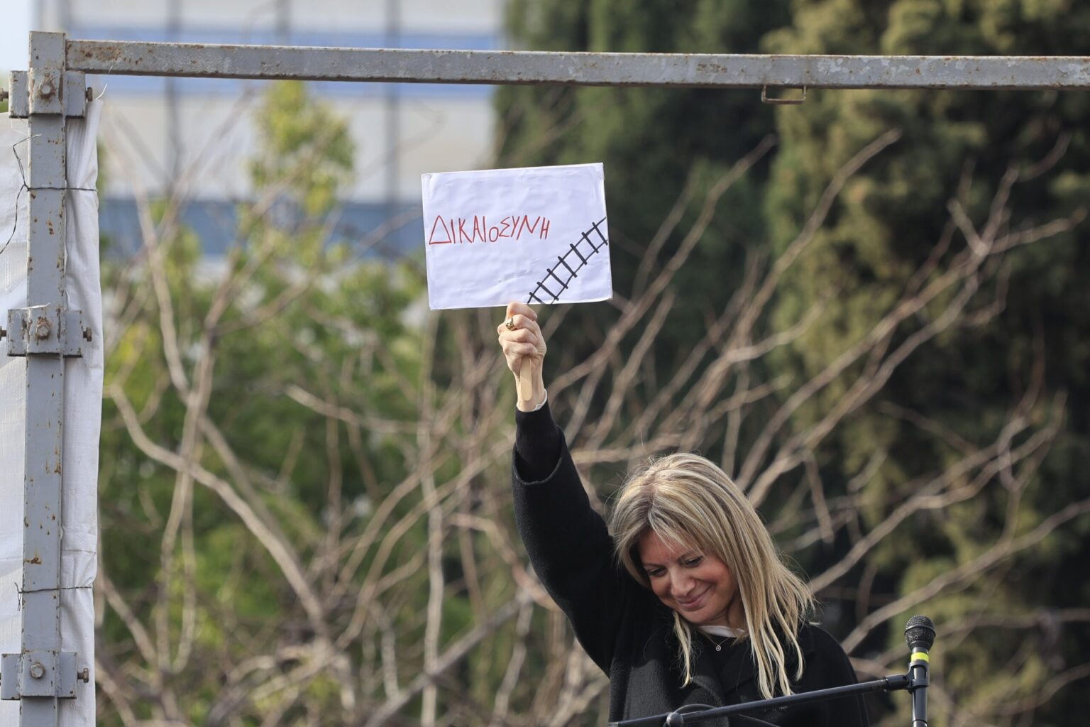 «Δεν έχω οξυγόνο»: Διαδηλώσεις σε Ελλάδα και εξωτερικό για το δυστύχημα ...