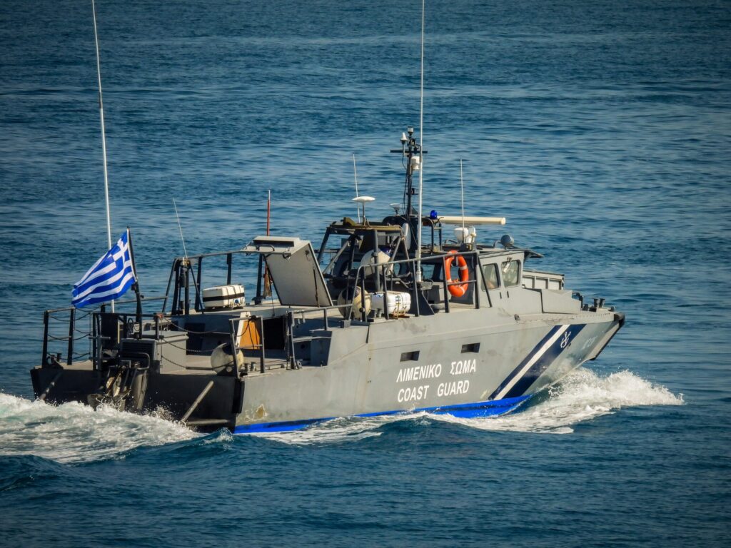 Σαρωνικός: Νεκρή η 61χρονη που έπεσε από πλοίο της γραμμής - HuffPost ...
