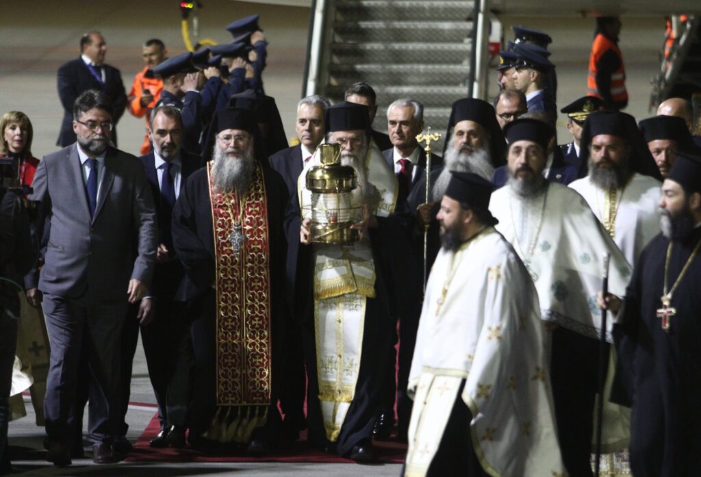 Τι ώρα θα φτάσει το Άγιο Φως στην Αθήνα – Θα μεταφερθεί σε όλη την ...