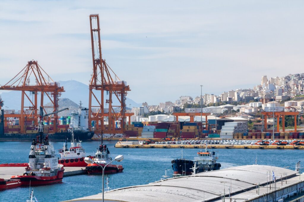 Έφοδος της Αστυνομίας στο Γ´ Τελωνείο του Πειραιά - Βρήκαν 4,5 ...