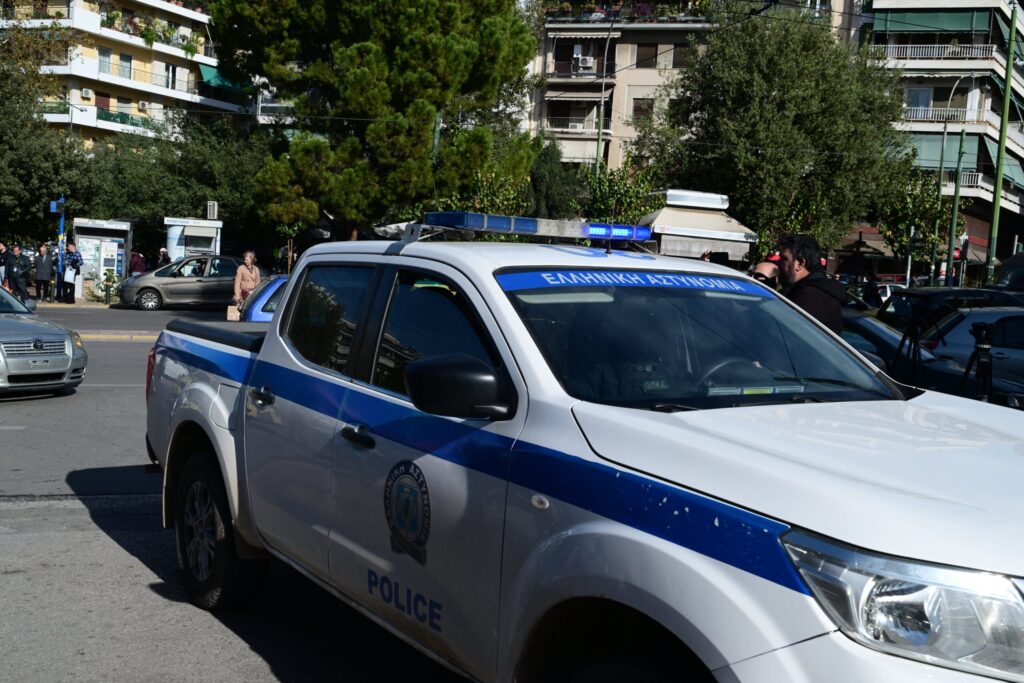 Επεισόδιο σε πολυκατοικία στον Βύρωνα: Γυναίκα τραυμάτισε με κατσαβίδι ...