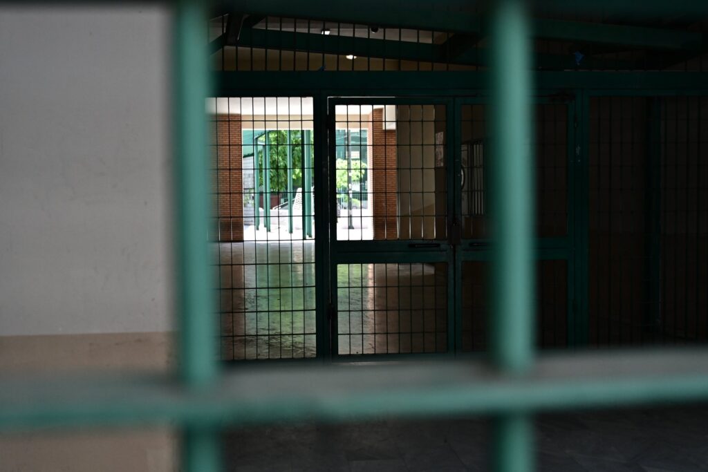 Παλαιό Φάληρο: Αγρια συμπλοκή με δεκάδες ανήλικους σε σχολείο - Στο ...