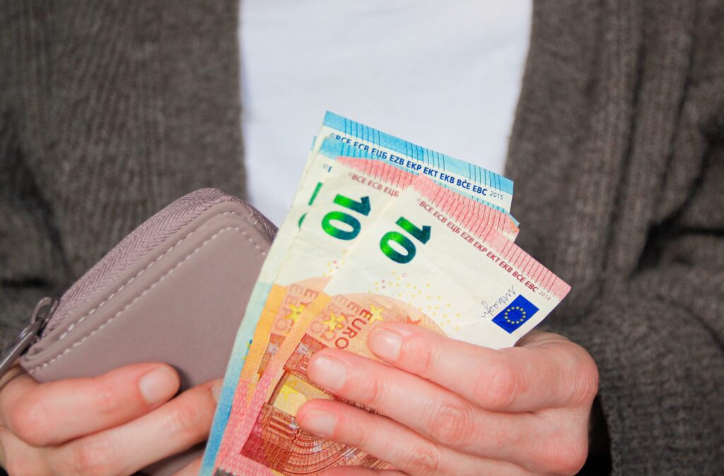 Επιδότηση 100 ευρώ σε 80.000 ιδιωτικούς υπαλλήλους για επιμόρφωση στη ...