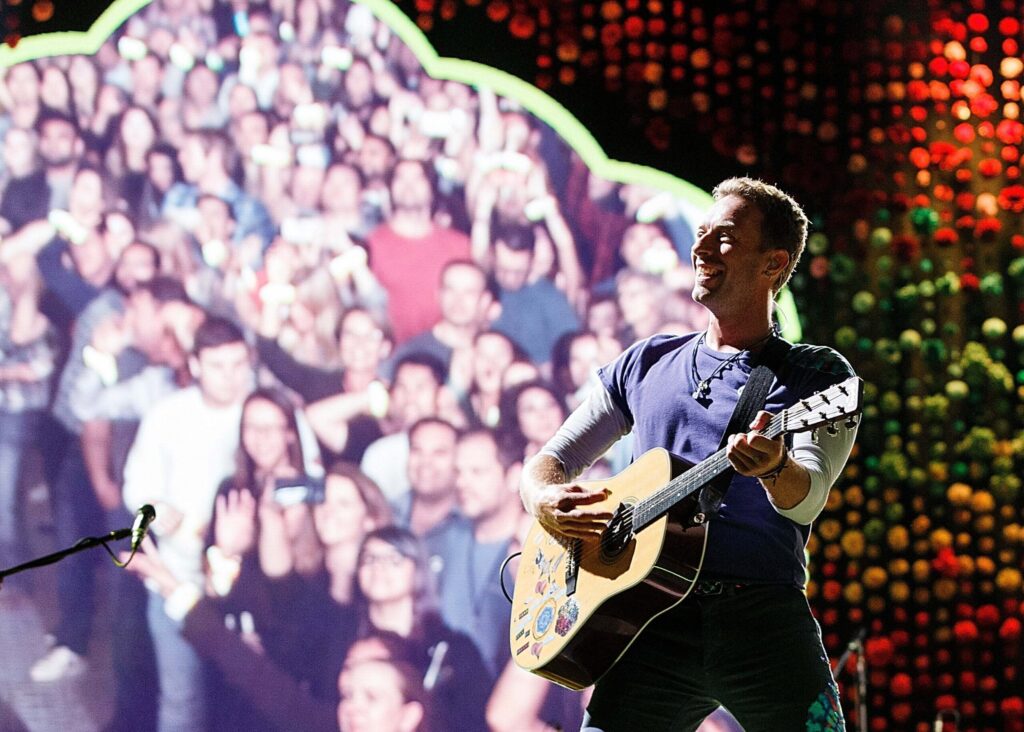 Ο Κρις Μάρτιν των Coldplay προειδοποιεί μετά τον σάλο: «Προσοχή στην ...