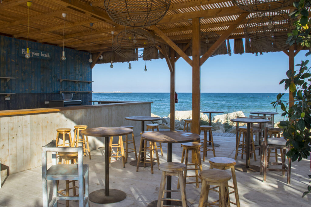 Εργασία ανηλίκων στα Beach Bar +60% - Πυλωτές γίνονται Airbnb με ...