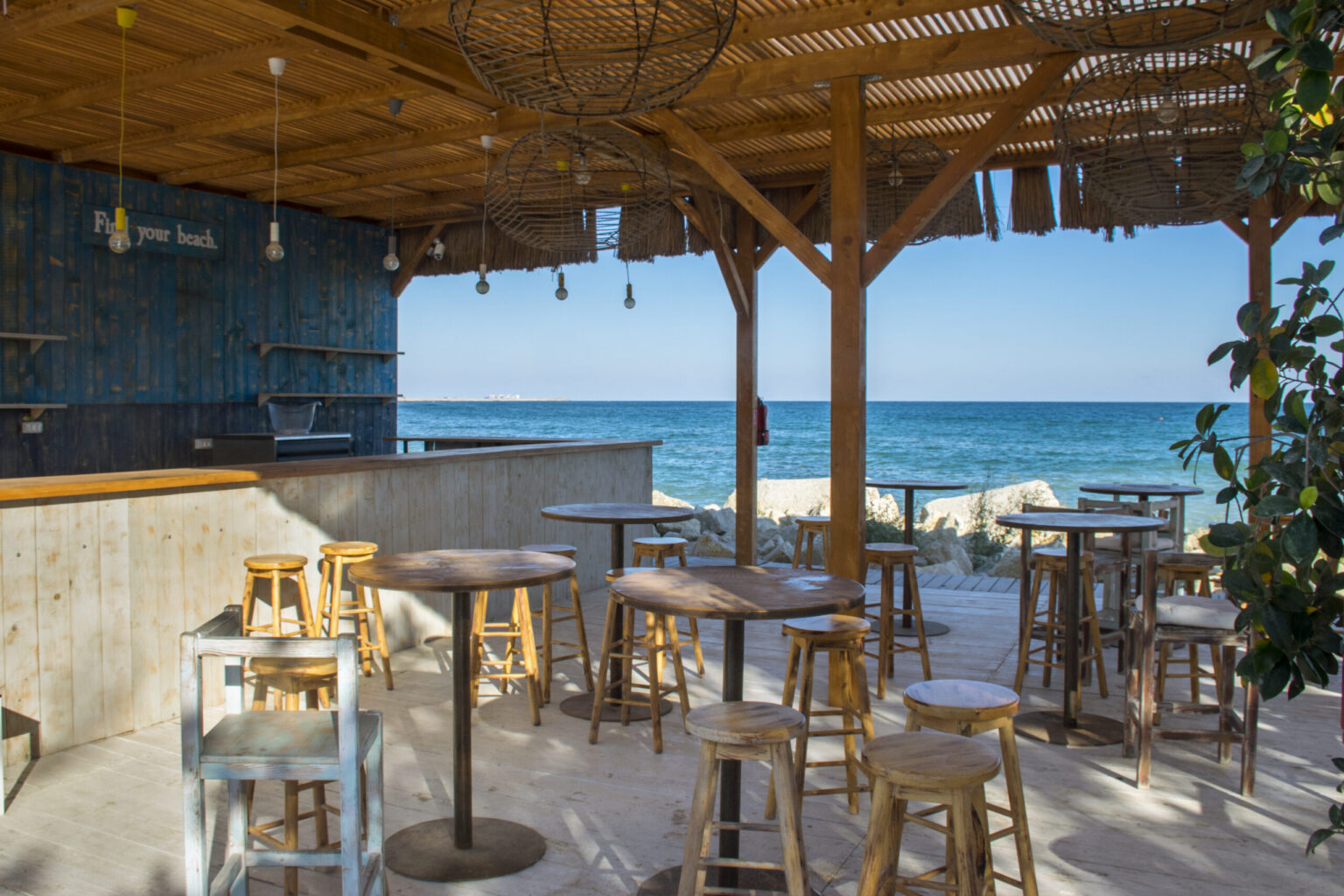 Εργασία ανηλίκων στα Beach Bar +60% - Πυλωτές γίνονται Airbnb με ...