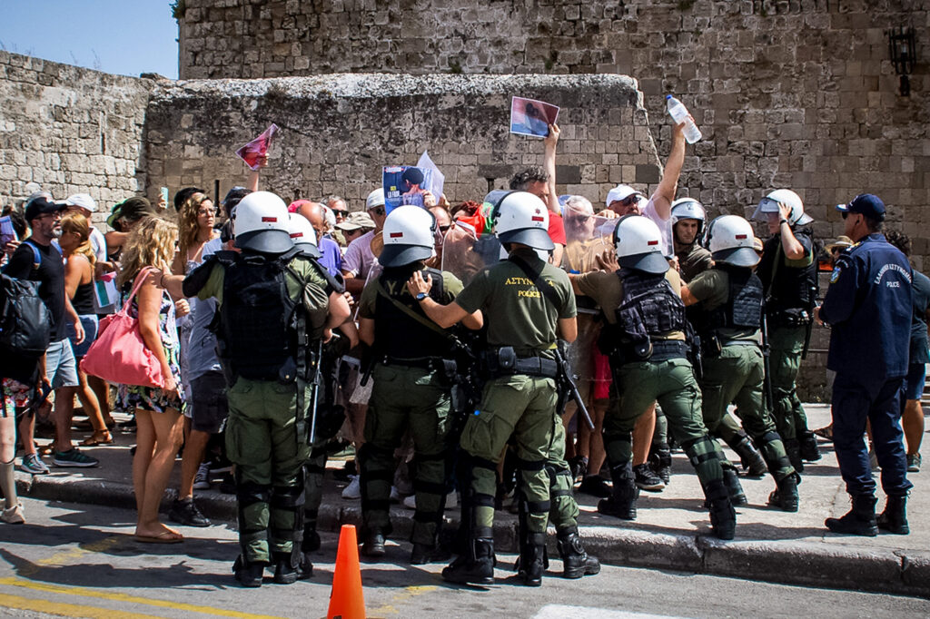 Ένταση στη Ρόδο: Συνοδεία ΜΑΤ η αποβίβαση Ισραηλινών τουριστών – Οκτώ ...
