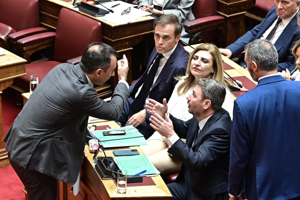 Βουλή: Αντιδράσεις από τα κόμματα για τη στάση της ΝΔ στην ψηφοφορία ...