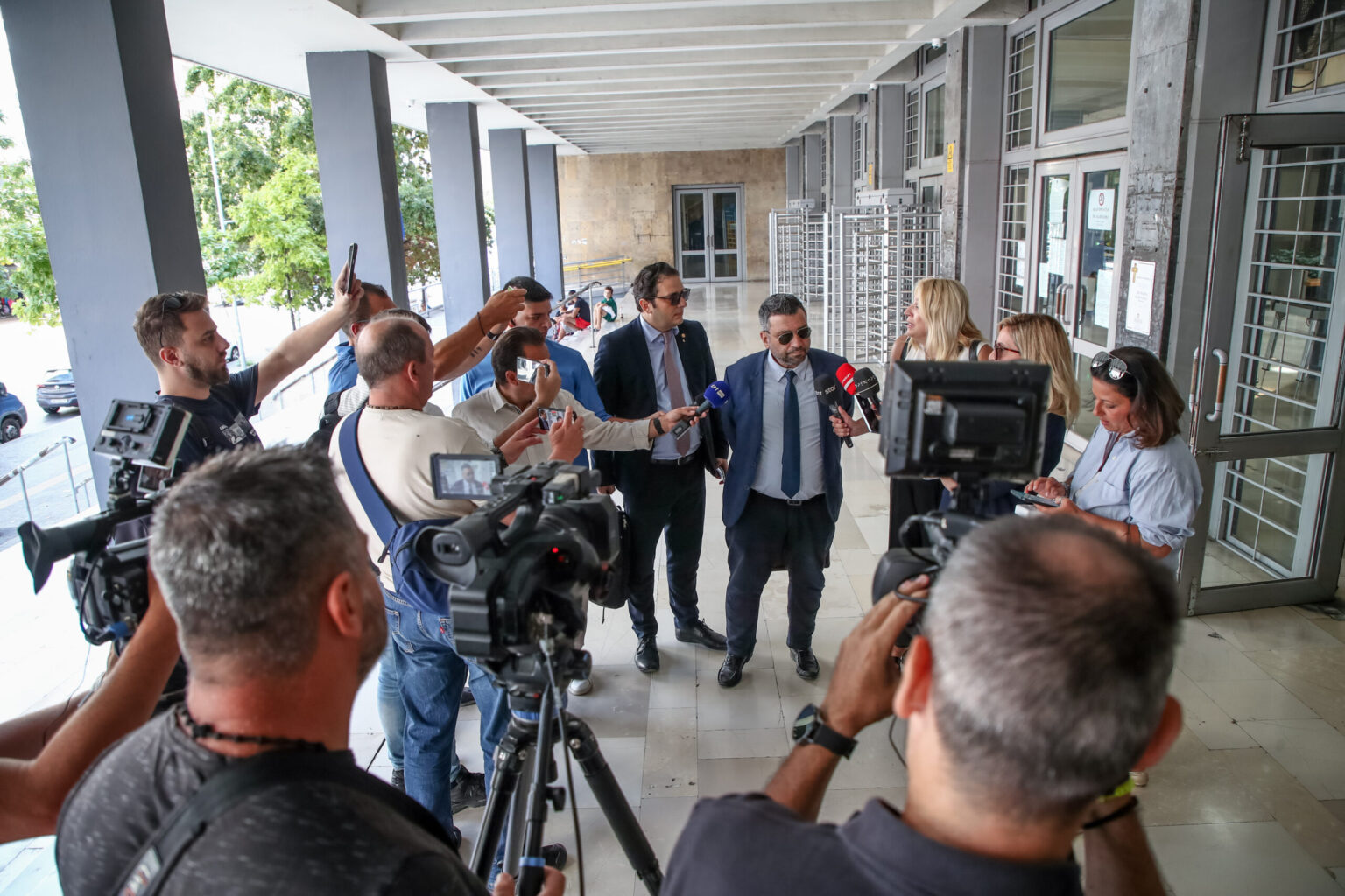 Τροχαίο με Πόρσε: Η 45χρονη οδηγός και οι δικηγόροι της στον εισαγγελέα ...