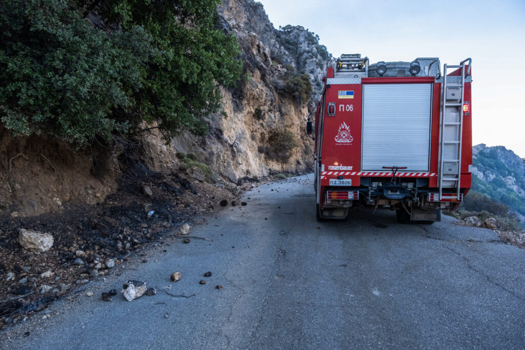 Πυροσβεστικό όχημα συγκρούστηκε με ΙΧ στην Κερατέα - Νεκρή μια 61χρονη ...