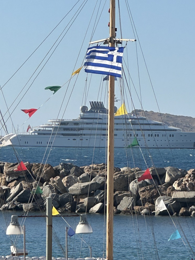 Πάρος: Έφτασε στο λιμάνι το πλωτό «παλάτι» Σεϊχη - Άφωνοι κάτοικοι και ...