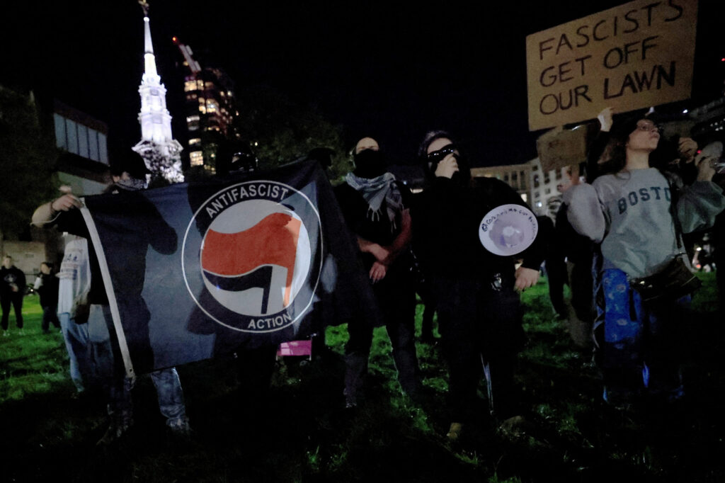Ο Τραμπ χαρακτήρισε επισήμως την Antifa ως «τρομοκρατική οργάνωση» - Τι ...
