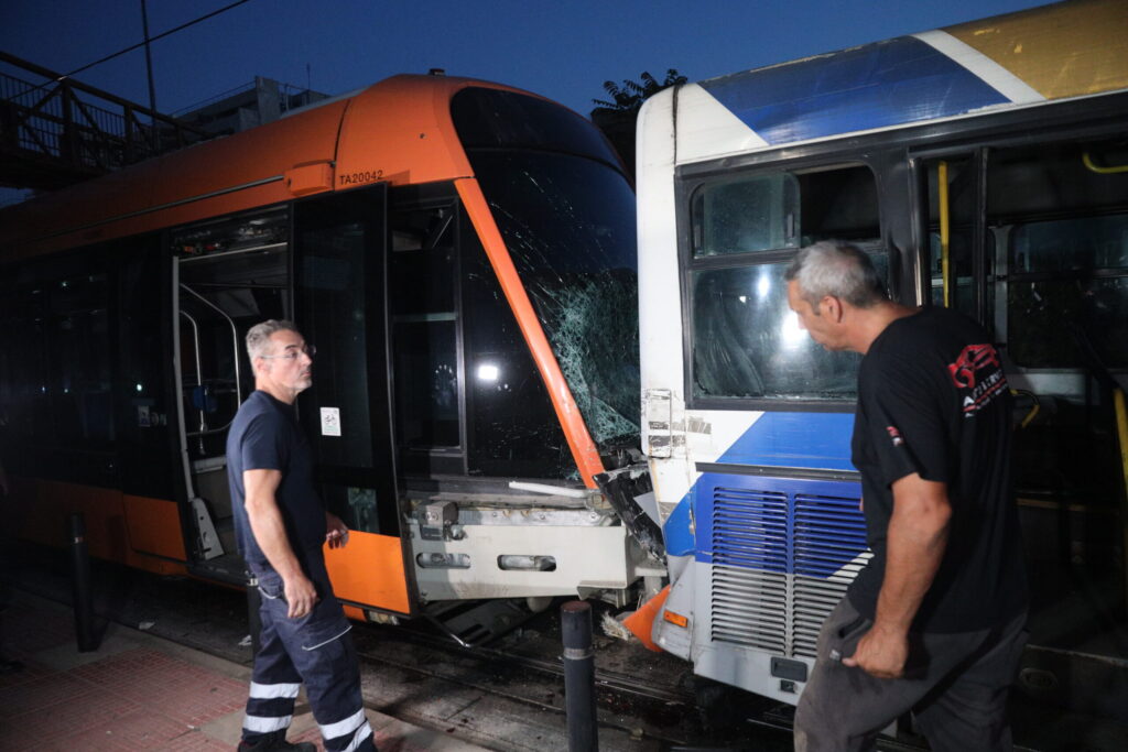 Πειραιάς: Οι Αρχές ψάχνουν τα αίτια της σύγκρουσης του τραμ με το ...