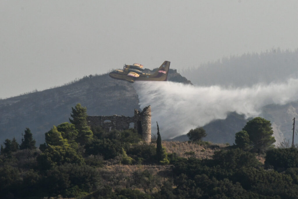 Φωτιά στην Ανδρο - Στη μάχη της κατάσβεσης εναέρια μέσα