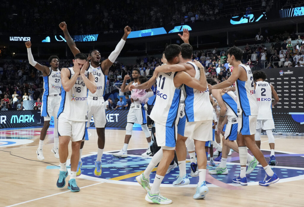 Eurobasket 2025: Ο χορός και τα «Ελλάς ολέ» μετά τη λήξη του ματς ...