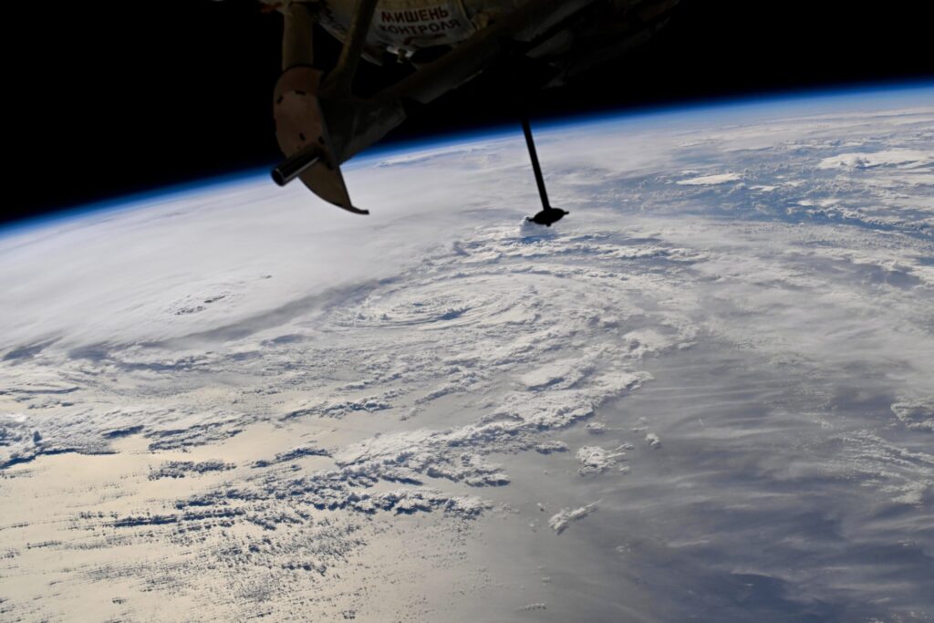 Αστροναύτης του ISS φωτογραφίζει τον πανίσχυρο τυφώνα Halong - Το «Μάτι ...