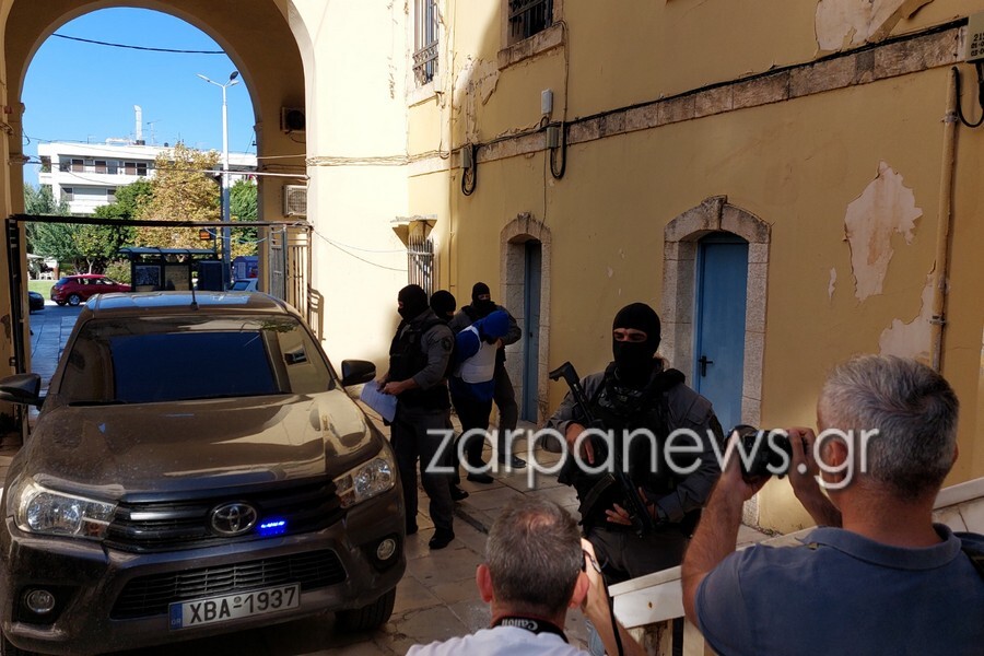 Χανιά: Με αλεξίσφαιρο γιλέκο και σκυμμένο κεφάλι έφτασε στον εισαγγελέα ...