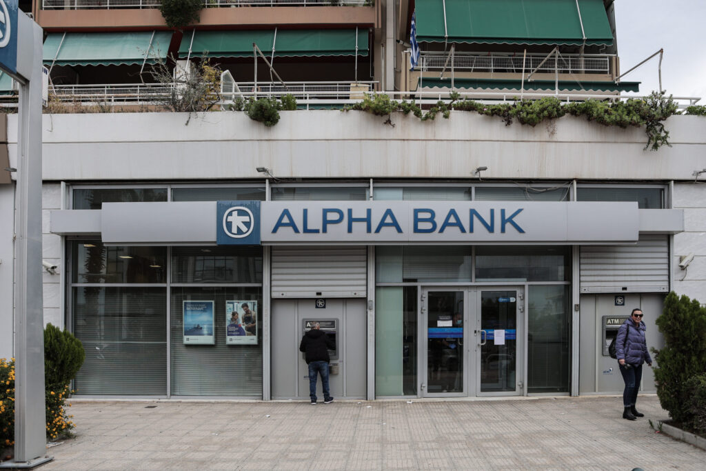 Alpha Bank: Τέσσερις στις δέκα μικρές και μεσαίες επιχειρήσεις με ...