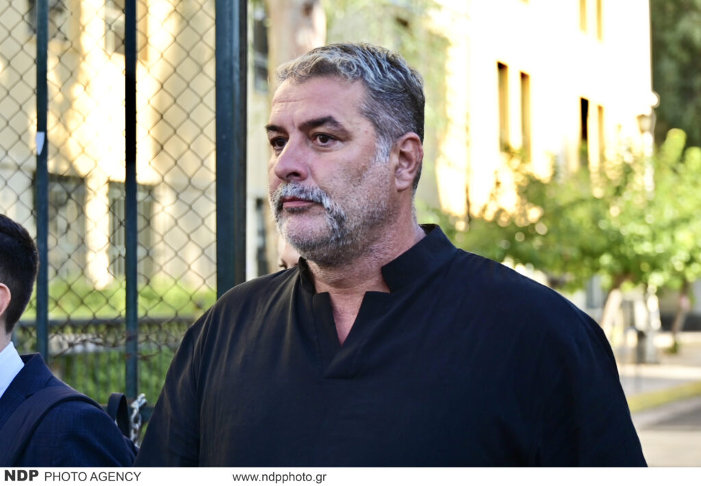 Επική ατάκα κατοίκου Φιλοθέης στον Βασίλη Μπισμπίκη που του «τσάκισε ...