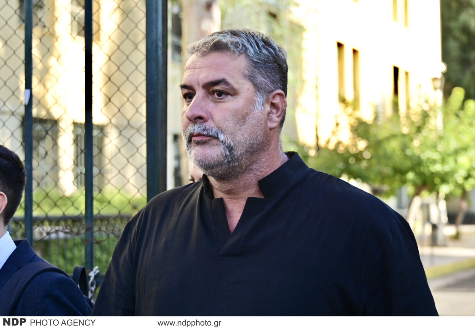 Επική ατάκα κατοίκου Φιλοθέης στον Βασίλη Μπισμπίκη που του «τσάκισε ...